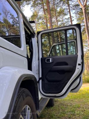 White Jeep Wrangler 2021 in Tallinn, with an engine capacity of 2.00 L and mileage of 140 thousand km for 44900 €, photo 13 on AUTOMOTO.COM.LV