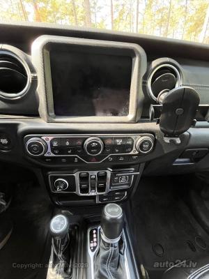 White Jeep Wrangler 2021 in Tallinn, with an engine capacity of 2.00 L and mileage of 140 thousand km for 44900 €, photo 22 on AUTOMOTO.COM.LV