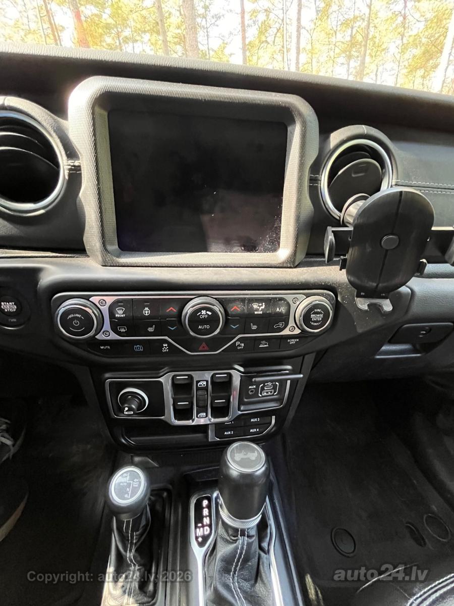White Jeep Wrangler 2021 in Tallinn, with an engine capacity of 2.00 L and mileage of 140 thousand km for 44900 €, photo 22 on AUTOMOTO.COM.LV