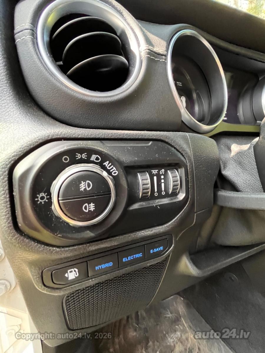 White Jeep Wrangler 2021 in Tallinn, with an engine capacity of 2.00 L and mileage of 140 thousand km for 44900 €, photo 25 on AUTOMOTO.COM.LV