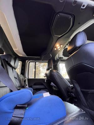 White Jeep Wrangler 2021 in Tallinn, with an engine capacity of 2.00 L and mileage of 140 thousand km for 44900 €, photo 27 on AUTOMOTO.COM.LV