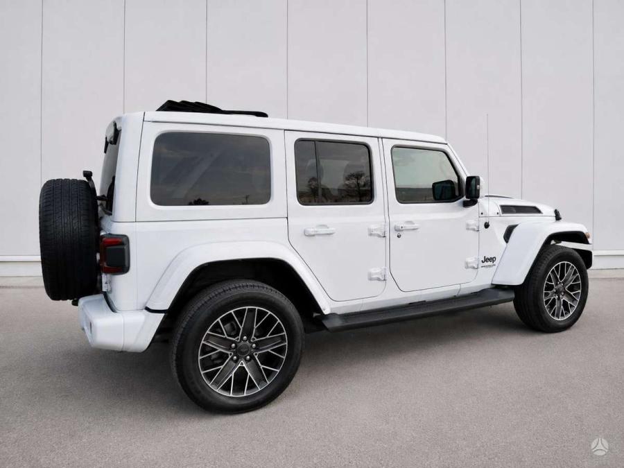 White Jeep Wrangler 2022 in Vilnius, with an engine capacity of 2.00 L and mileage of 54 thousand km for 44900 €, photo 8 on AUTOMOTO.COM.LV