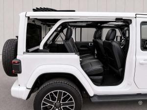 White Jeep Wrangler 2022 in Vilnius, with an engine capacity of 2.00 L and mileage of 54 thousand km for 44900 €, photo 10 on AUTOMOTO.COM.LV