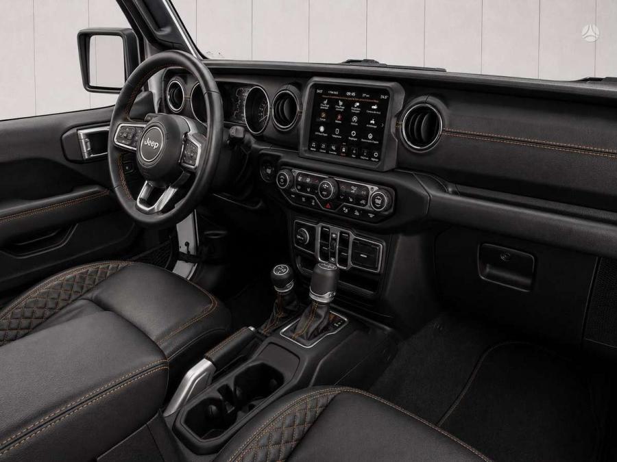 White Jeep Wrangler 2022 in Vilnius, with an engine capacity of 2.00 L and mileage of 54 thousand km for 44900 €, photo 13 on AUTOMOTO.COM.LV