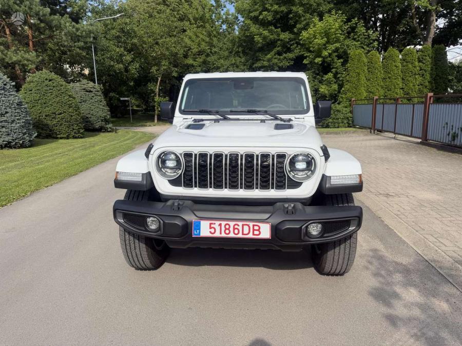 White Jeep Wrangler 2024 in Kaunas, with an engine capacity of 3.60 L and mileage of 3 thousand km for 44000 €, photo 1 on AUTOMOTO.COM.LV