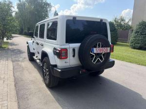 White Jeep Wrangler 2024 in Kaunas, with an engine capacity of 3.60 L and mileage of 3 thousand km for 44000 €, photo 4 on AUTOMOTO.COM.LV