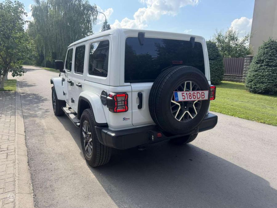 White Jeep Wrangler 2024 in Kaunas, with an engine capacity of 3.60 L and mileage of 3 thousand km for 44000 €, photo 4 on AUTOMOTO.COM.LV