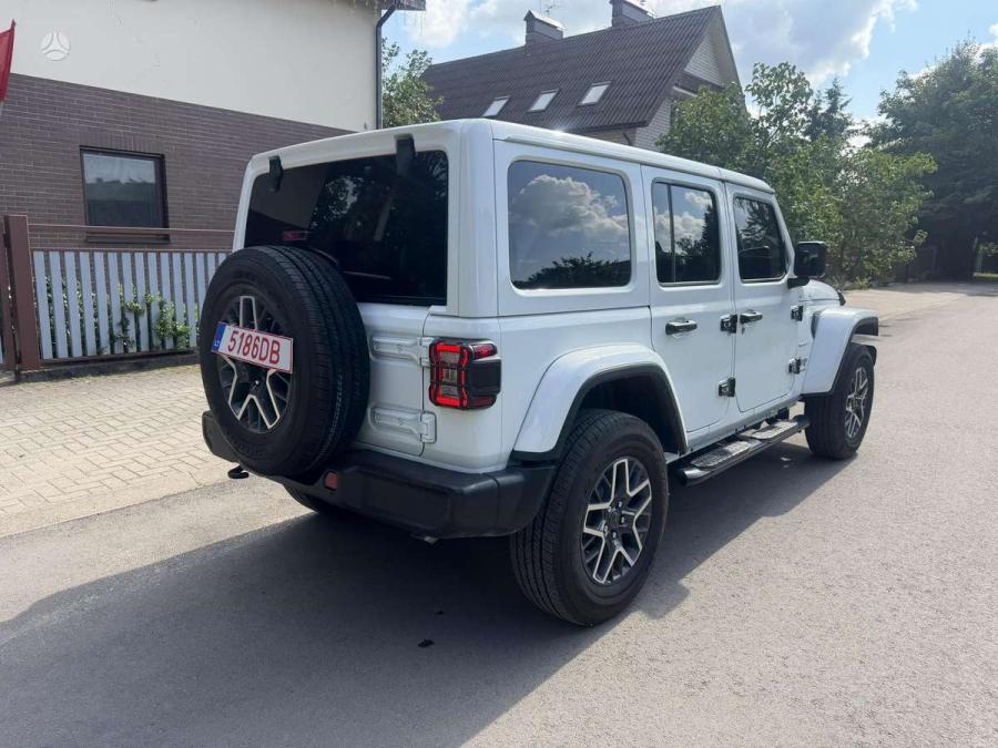 White Jeep Wrangler 2024 in Kaunas, with an engine capacity of 3.60 L and mileage of 3 thousand km for 44000 €, photo 5 on AUTOMOTO.COM.LV