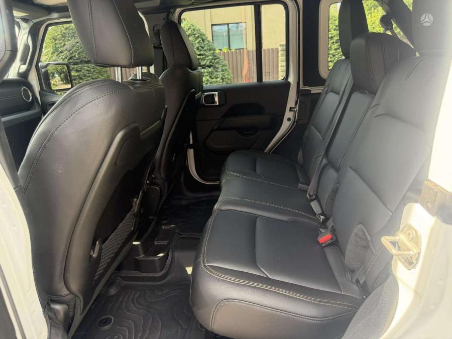 White Jeep Wrangler 2024 in Kaunas, with an engine capacity of 3.60 L and mileage of 3 thousand km for 44000 €, photo 8 on AUTOMOTO.COM.LV