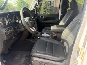 White Jeep Wrangler 2024 in Kaunas, with an engine capacity of 3.60 L and mileage of 3 thousand km for 44000 €, photo 9 on AUTOMOTO.COM.LV