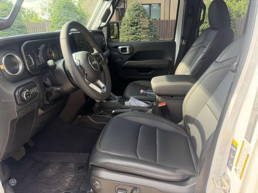 White Jeep Wrangler 2024 in Kaunas, with an engine capacity of 3.60 L and mileage of 3 thousand km for 44000 €, photo 9 on AUTOMOTO.COM.LV