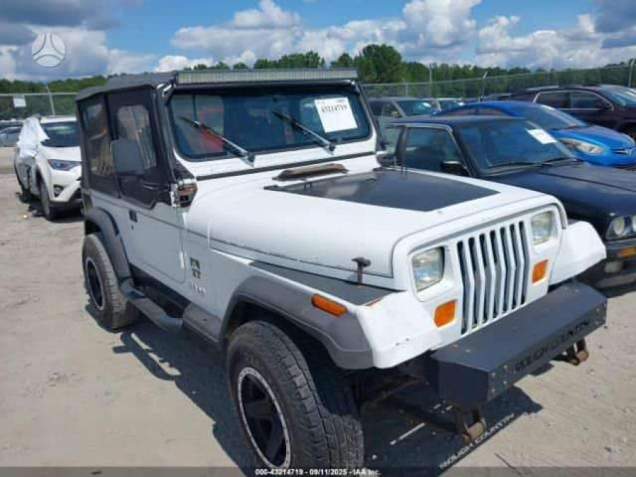 Balts Jeep Wrangler 1994 Viļņa, ar dzinēja tilpumu 2.50 L un nobraukumu 242 tūkst. km par 7200 €, foto 1 vietnē AUTOMOTO.COM.LV