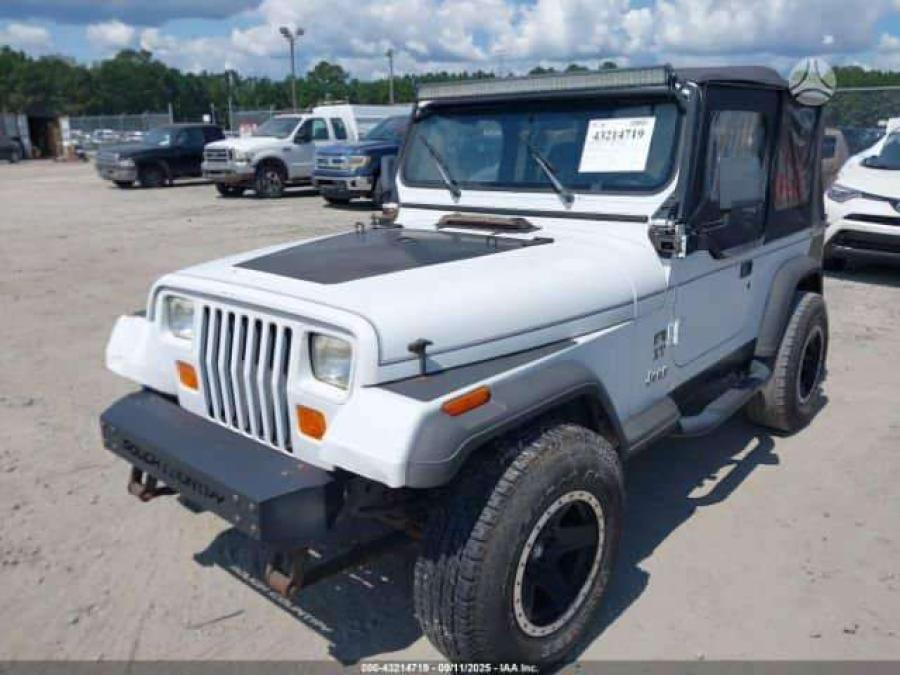Balts Jeep Wrangler 1994 Viļņa, ar dzinēja tilpumu 2.50 L un nobraukumu 242 tūkst. km par 7200 €, foto 2 vietnē AUTOMOTO.COM.LV