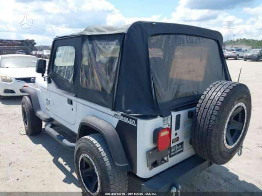 Balts Jeep Wrangler 1994 Viļņa, ar dzinēja tilpumu 2.50 L un nobraukumu 242 tūkst. km par 7200 €, foto 3 vietnē AUTOMOTO.COM.LV