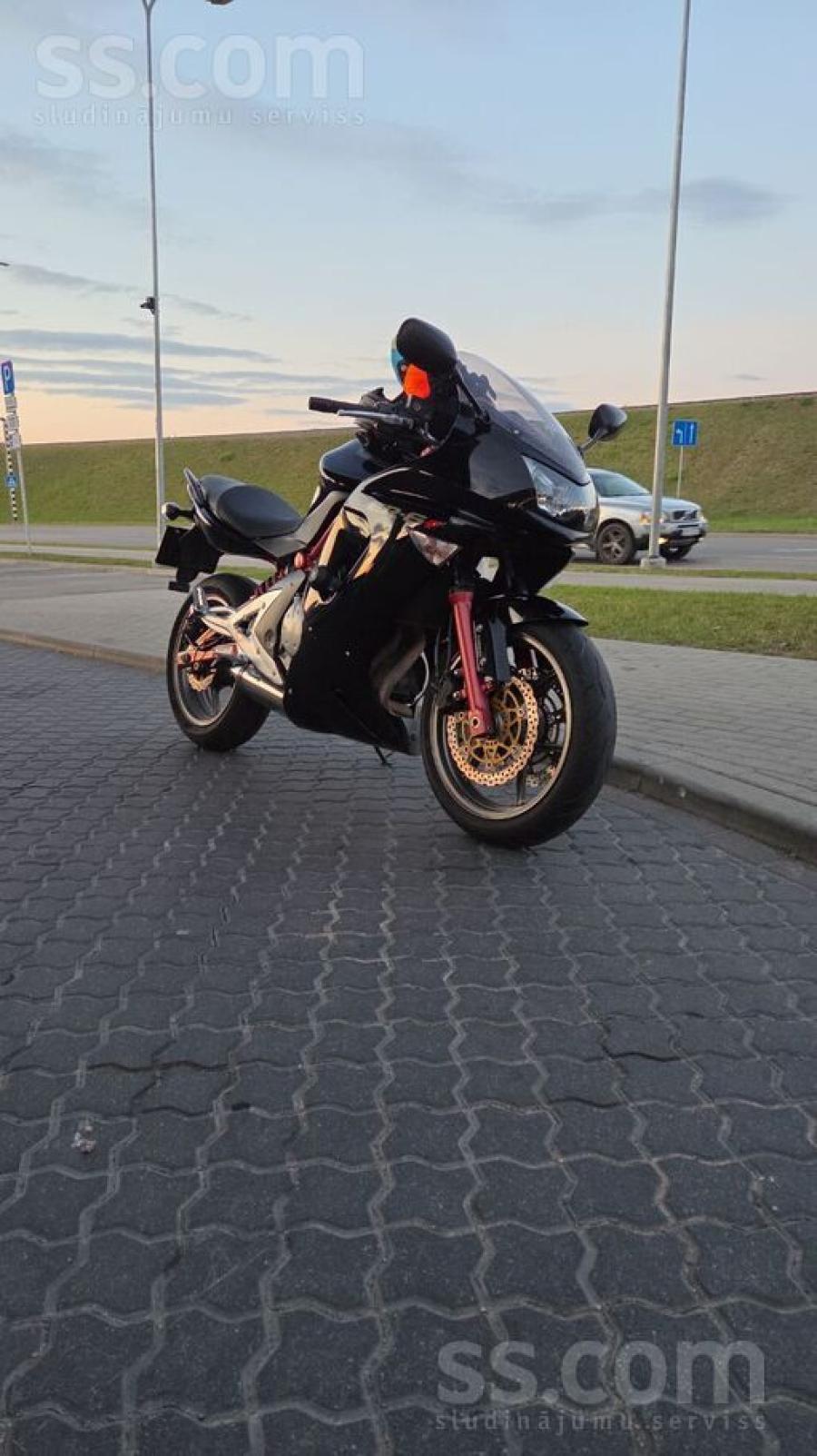 Kawasaki ER-6F 2006 in Daugavpils, with an engine capacity of 0.65 L and mileage of 0 thousand km for 2500 €, photo 3 on AUTOMOTO.COM.LV