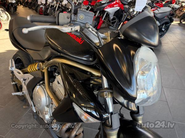 Black Kawasaki ER-6N 2007 in Tallinn, with an engine capacity of 0.65 L and mileage of 62 thousand km for 1990 €, photo 7 on AUTOMOTO.COM.LV