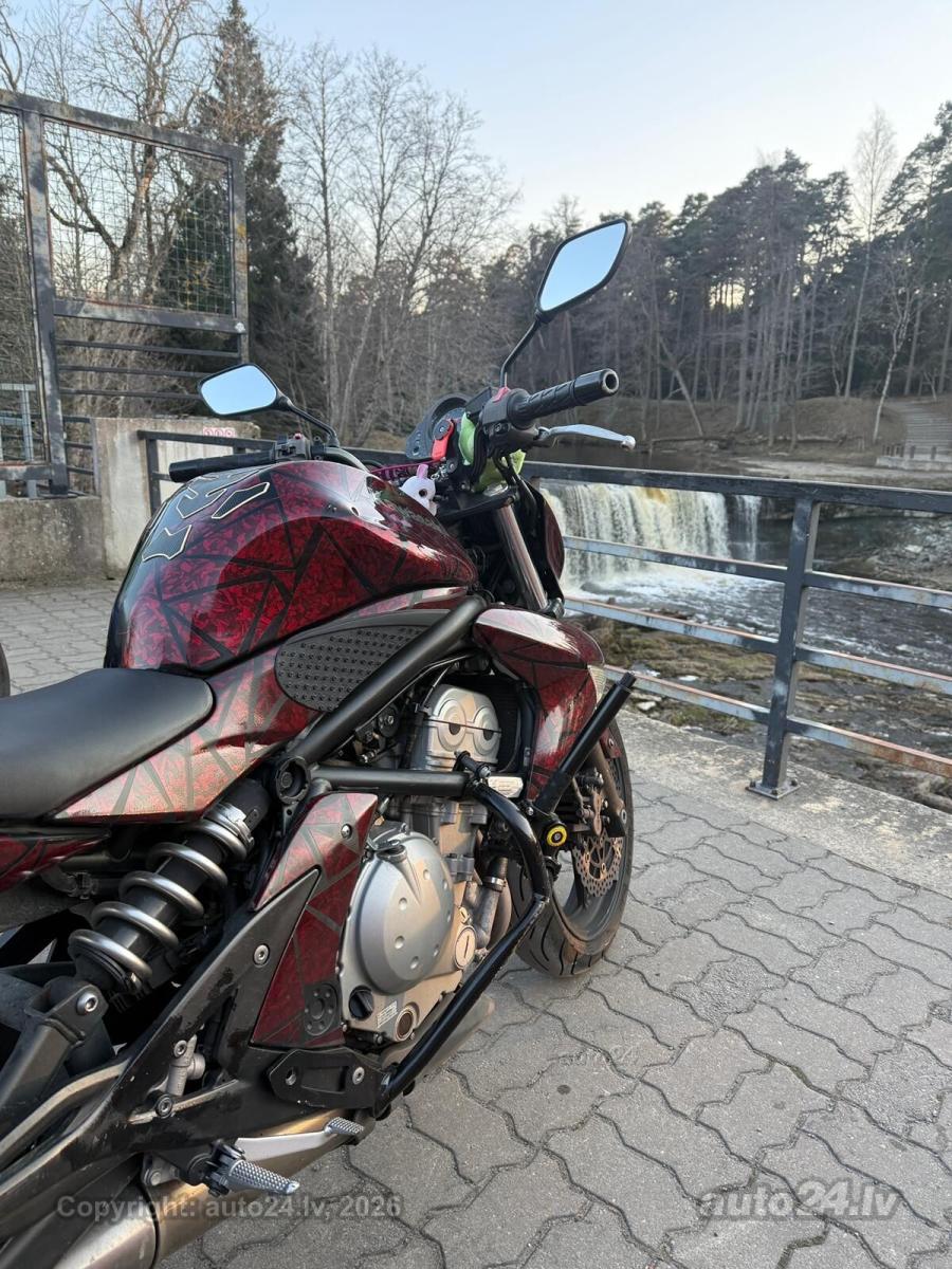 Black Kawasaki ER-6N 2008 in Tallinn, with an engine capacity of 0.65 L and mileage of 42 thousand km for 3000 €, photo 5 on AUTOMOTO.COM.LV