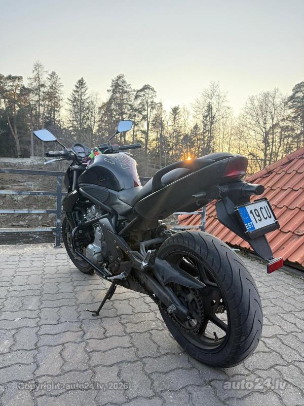 Black Kawasaki ER-6N 2008 in Tallinn, with an engine capacity of 0.65 L and mileage of 42 thousand km for 3000 €, photo 7 on AUTOMOTO.COM.LV