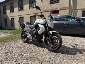 Melns Kawasaki ER-6N 2011 Tartu, ar dzinēja tilpumu 0.65 L un nobraukumu 26 tūkst. km par 3500 €, foto  vietnē AUTOMOTO.COM.LV