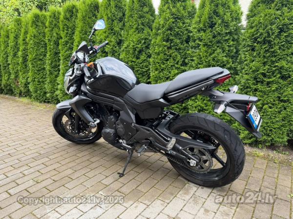Melns Kawasaki ER-6N 2014 Tallina, ar dzinēja tilpumu 0.65 L un nobraukumu 11 tūkst. km par 4500 €, foto 3 vietnē AUTOMOTO.COM.LV