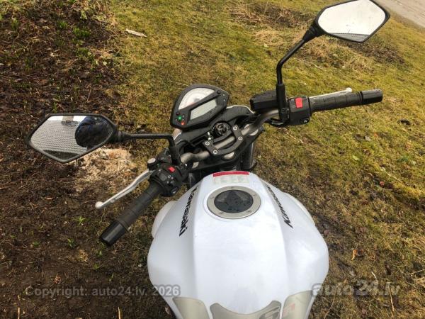 Pelēks Kawasaki ER-6N 2009 Viljandi, ar dzinēja tilpumu 0.65 L un nobraukumu 23 tūkst. km par 3500 €, foto 8 vietnē AUTOMOTO.COM.LV