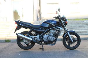 Melns Kawasaki ER 2005 Viļņa, ar dzinēja tilpumu 0.50 L un nobraukumu 29 tūkst. km par 1750 €, foto  vietnē AUTOMOTO.COM.LV