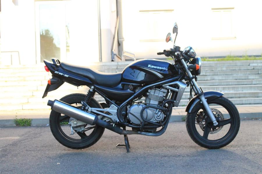 Melns Kawasaki ER 2005 Viļņa, ar dzinēja tilpumu 0.50 L un nobraukumu 29 tūkst. km par 1750 €, foto 1 vietnē AUTOMOTO.COM.LV