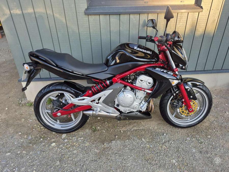Black Kawasaki ER 2005 in Kursenai, with an engine capacity of 0.65 L and mileage of 7 thousand km for 2399 €, photo 4 on AUTOMOTO.COM.LV
