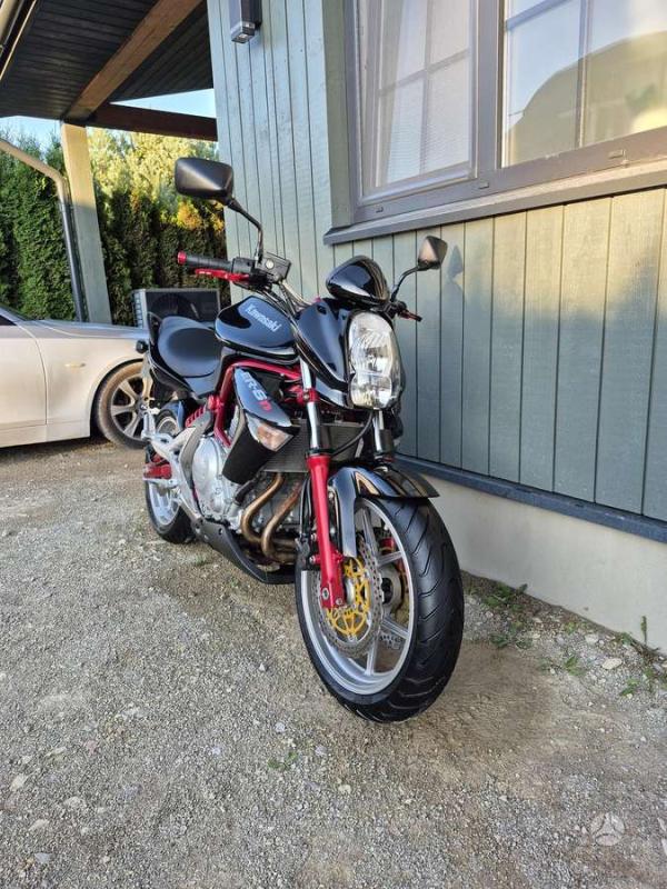 Black Kawasaki ER 2005 in Kursenai, with an engine capacity of 0.65 L and mileage of 7 thousand km for 2399 €, photo 5 on AUTOMOTO.COM.LV