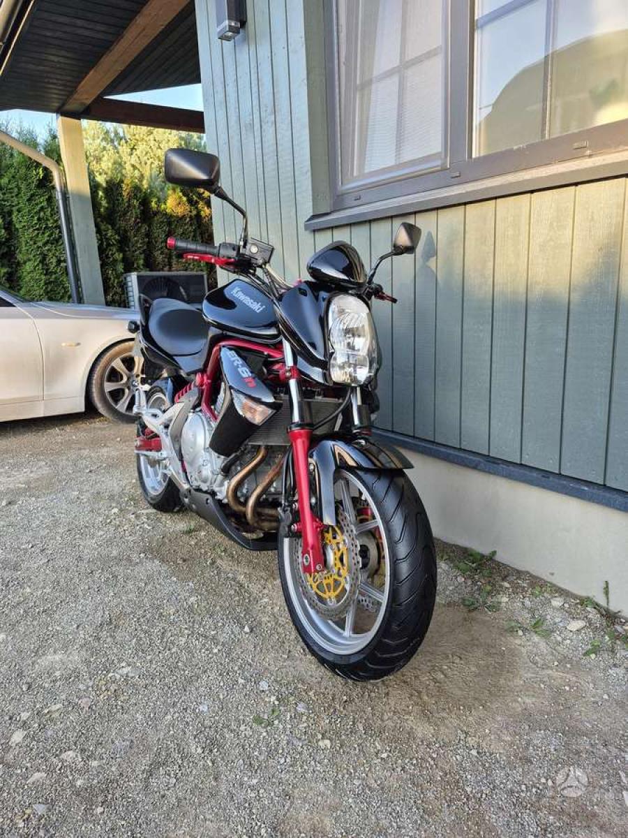 Black Kawasaki ER 2005 in Kursenai, with an engine capacity of 0.65 L and mileage of 7 thousand km for 2399 €, photo 6 on AUTOMOTO.COM.LV