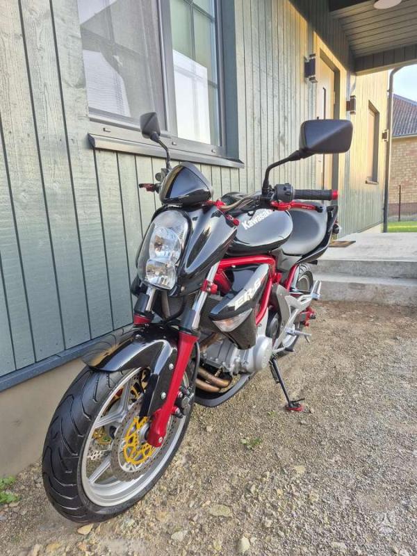 Black Kawasaki ER 2005 in Kursenai, with an engine capacity of 0.65 L and mileage of 7 thousand km for 2399 €, photo 6 on AUTOMOTO.COM.LV
