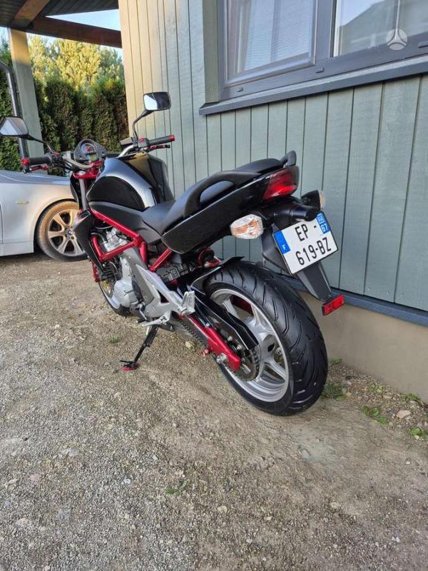 Black Kawasaki ER 2005 in Kursenai, with an engine capacity of 0.65 L and mileage of 7 thousand km for 2399 €, photo 7 on AUTOMOTO.COM.LV