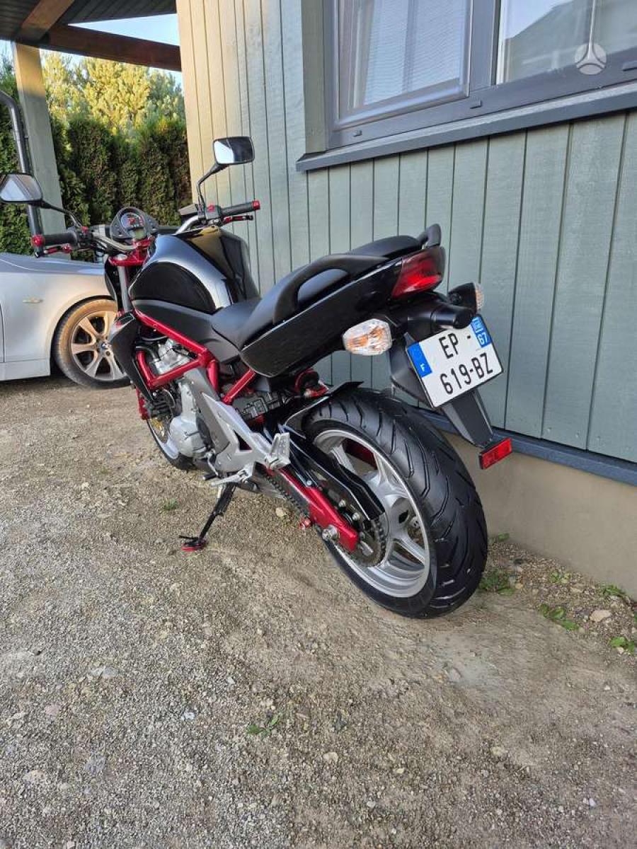 Black Kawasaki ER 2005 in Kursenai, with an engine capacity of 0.65 L and mileage of 7 thousand km for 2399 €, photo 8 on AUTOMOTO.COM.LV