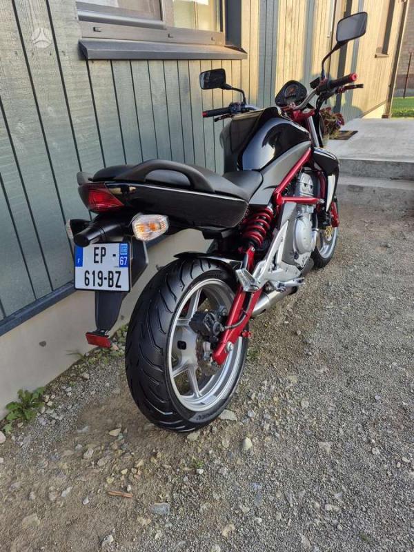 Black Kawasaki ER 2005 in Kursenai, with an engine capacity of 0.65 L and mileage of 7 thousand km for 2399 €, photo 8 on AUTOMOTO.COM.LV
