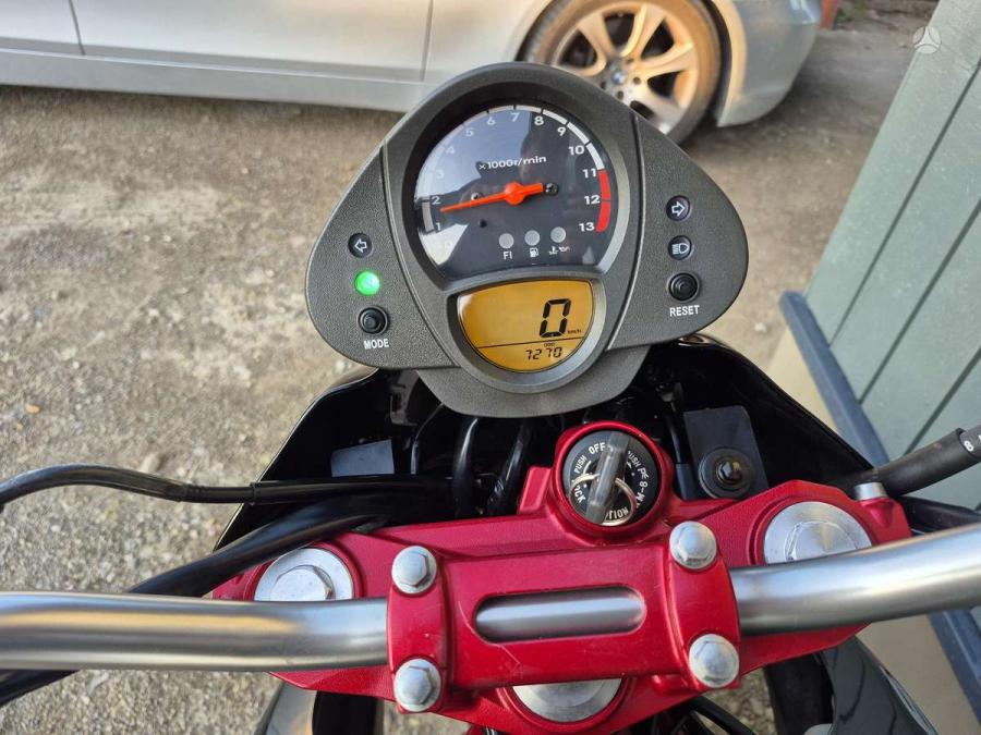 Black Kawasaki ER 2005 in Kursenai, with an engine capacity of 0.65 L and mileage of 7 thousand km for 2399 €, photo 12 on AUTOMOTO.COM.LV