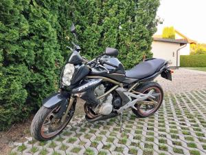 Melns Kawasaki ER 2006 Druskininkai, ar dzinēja tilpumu 0.65 L un nobraukumu 55 tūkst. km par 2100 €, foto  vietnē AUTOMOTO.COM.LV