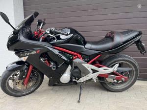 Melns Kawasaki ER 2006 Alīta, ar dzinēja tilpumu 0.65 L un nobraukumu 32 tūkst. km par 2600 €, foto  vietnē AUTOMOTO.COM.LV