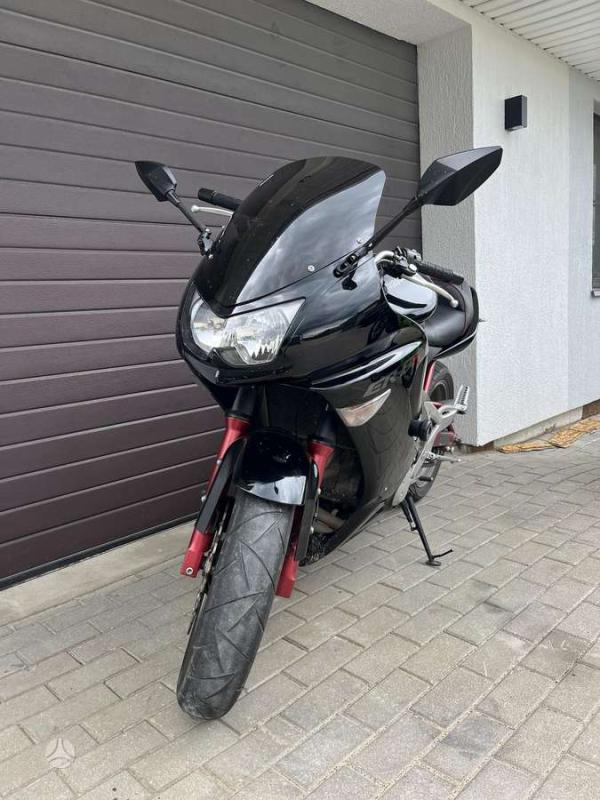 Melns Kawasaki ER 2006 Alīta, ar dzinēja tilpumu 0.65 L un nobraukumu 32 tūkst. km par 2600 €, foto 3 vietnē AUTOMOTO.COM.LV