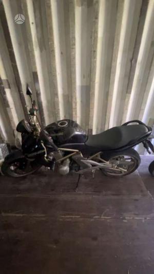 Black Kawasaki ER 2006 in Utena, with an engine capacity of 0.65 L and mileage of 40 thousand km for 2500 €, photo 7 on AUTOMOTO.COM.LV