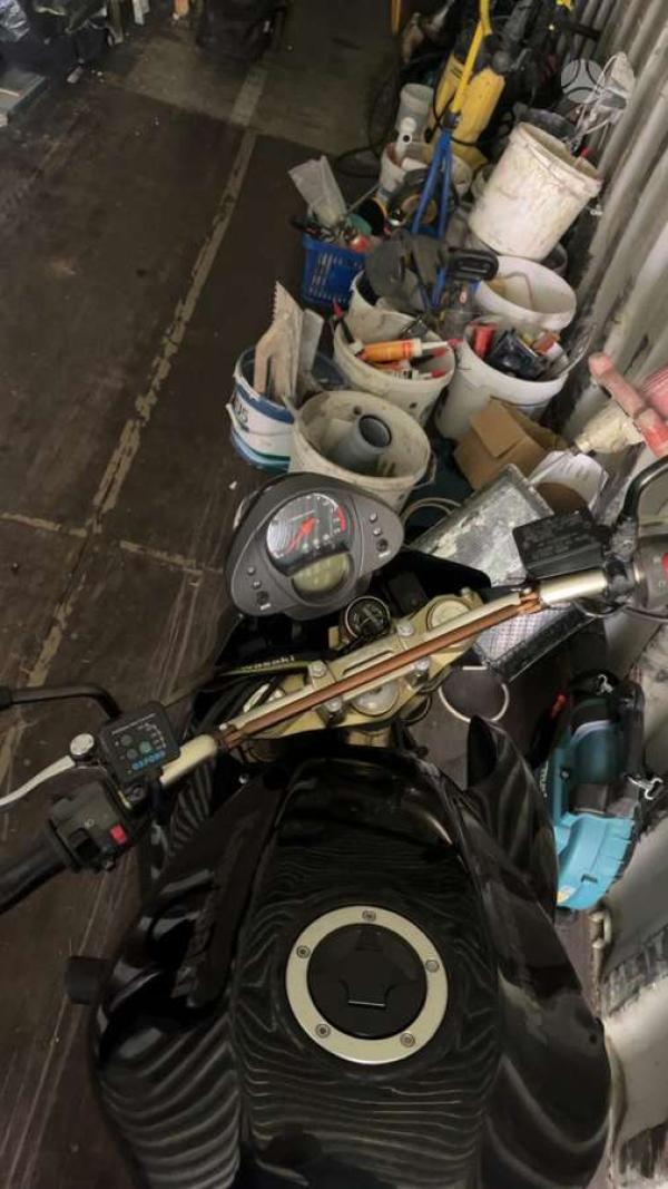 Black Kawasaki ER 2006 in Utena, with an engine capacity of 0.65 L and mileage of 40 thousand km for 2500 €, photo 8 on AUTOMOTO.COM.LV