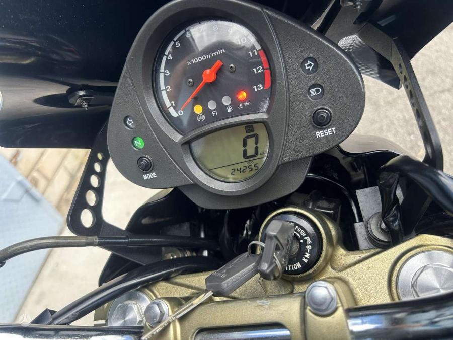 Black Kawasaki ER 2007 in Birstonas, with an engine capacity of 0.65 L and mileage of 24 thousand km for 2350 €, photo 8 on AUTOMOTO.COM.LV