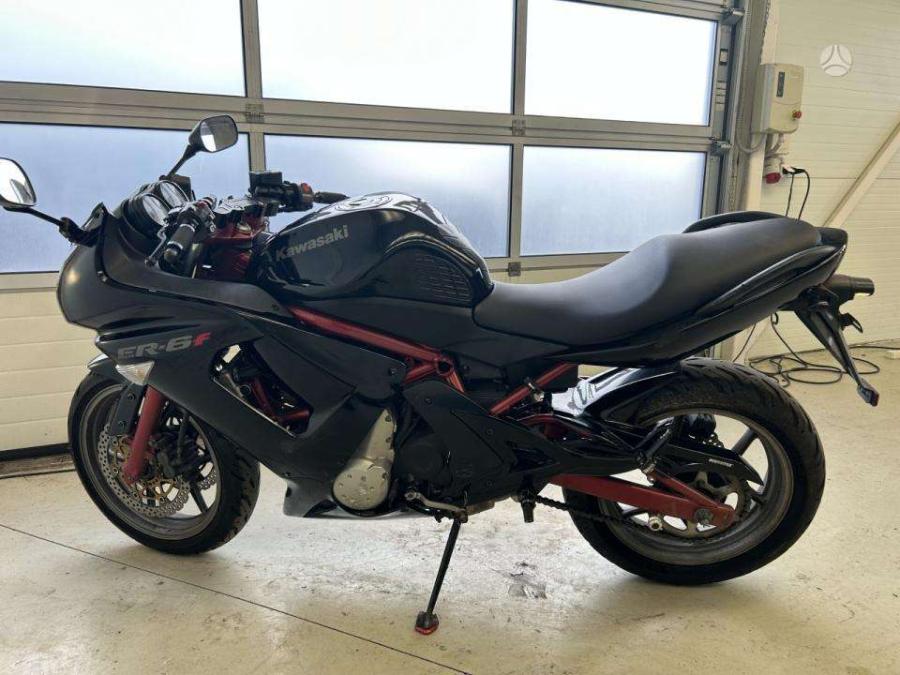 Black Kawasaki ER 2007 in Radviliskis, with an engine capacity of 0.65 L and mileage of 63 thousand km for 1650 €, photo 6 on AUTOMOTO.COM.LV
