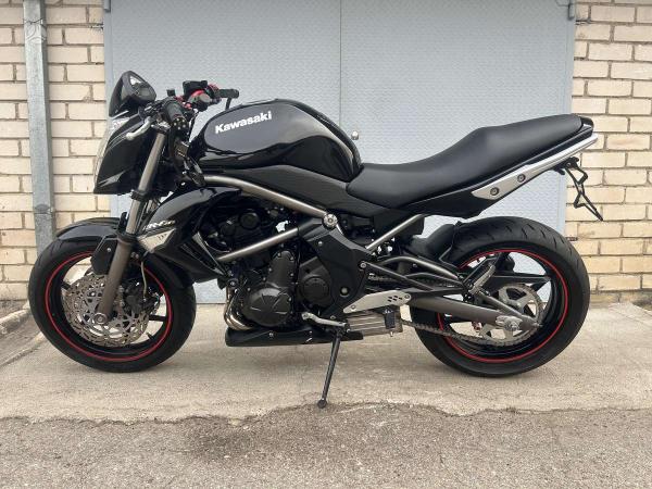 Black Kawasaki ER 2009 in Birstonas, with an engine capacity of 0.65 L and mileage of 32 thousand km for 3150 €, photo 4 on AUTOMOTO.COM.LV