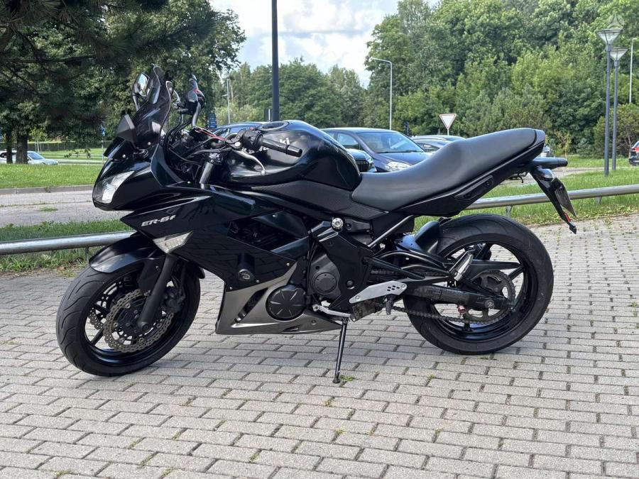 Black Kawasaki ER 2010 in Vilnius, with an engine capacity of 0.65 L and mileage of 81 thousand km for 2500 €, photo 3 on AUTOMOTO.COM.LV
