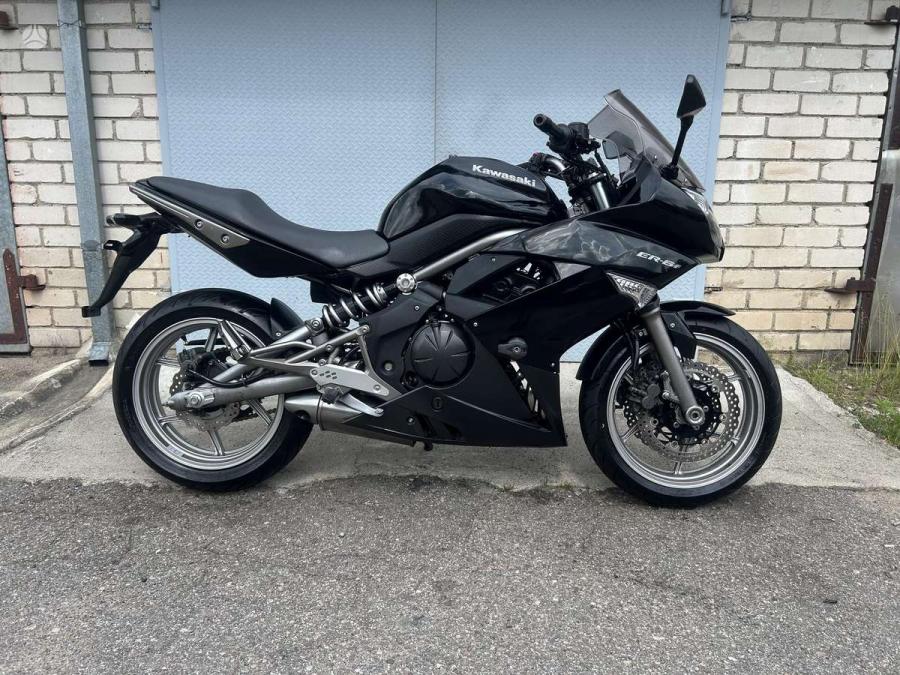 Black Kawasaki ER 2010 in Birstonas, with an engine capacity of 0.65 L and mileage of 30 thousand km for 2999 €, photo 4 on AUTOMOTO.COM.LV