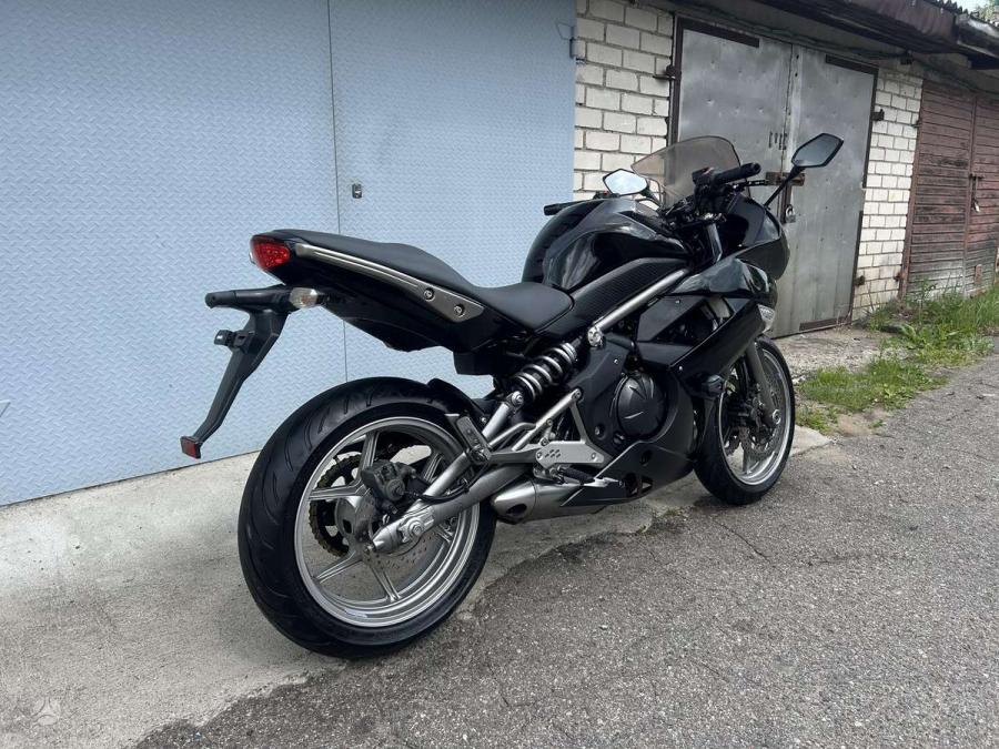 Black Kawasaki ER 2010 in Birstonas, with an engine capacity of 0.65 L and mileage of 30 thousand km for 2999 €, photo 6 on AUTOMOTO.COM.LV