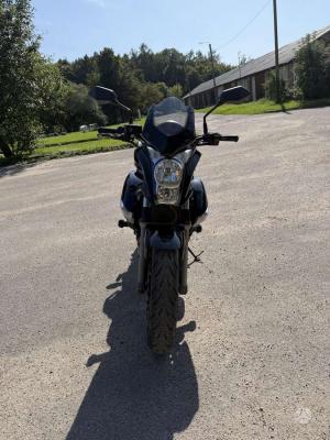 Melns Kawasaki ER 2010 Viļņa, ar dzinēja tilpumu 0.65 L un nobraukumu 26 tūkst. km par 3000 €, foto  vietnē AUTOMOTO.COM.LV