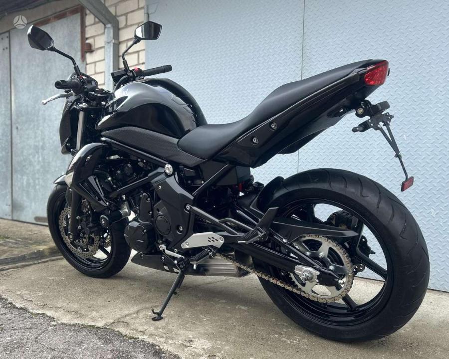 Black Kawasaki ER 2011 in Birstonas, with an engine capacity of 0.65 L and mileage of 23 thousand km for 2950 €, photo 6 on AUTOMOTO.COM.LV