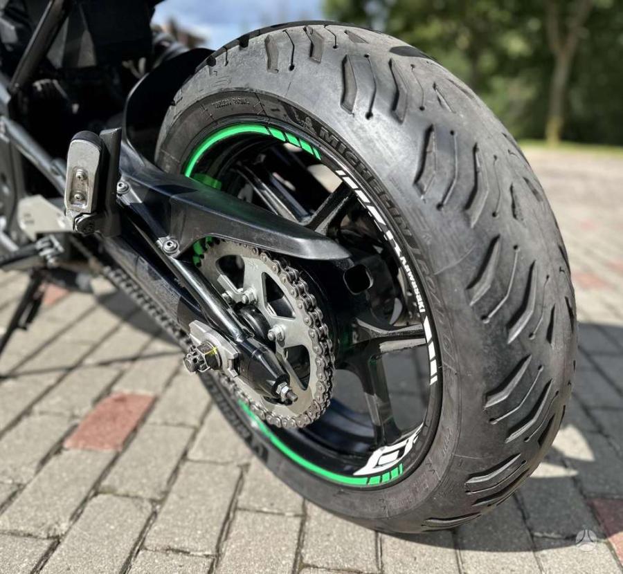 Melns Kawasaki ER 2011 Telšiai, ar dzinēja tilpumu 0.65 L un nobraukumu 42 tūkst. km par 2550 €, foto 9 vietnē AUTOMOTO.COM.LV