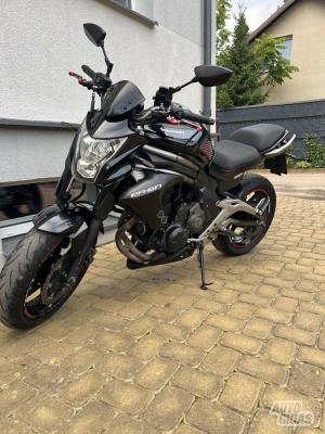 Melns Kawasaki ER 2012 Viļņa, ar dzinēja tilpumu 0.65 L un nobraukumu 61 tūkst. km par 2700 €, foto  vietnē AUTOMOTO.COM.LV